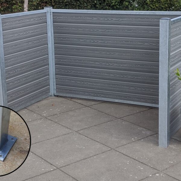 K2 Komposit affaldsskjul. Varmgalvaniseret stålstolpe med fodplade og betongrå træstruktur ...