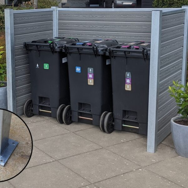 K2 Komposit affaldsskjul. Varmgalvaniseret stålstolpe med fodplade og betongrå træstruktur ...