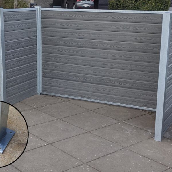 K2 Komposit affaldsskjul. Varmgalvaniseret stålstolpe med fodplade og betongrå træstruktur ...