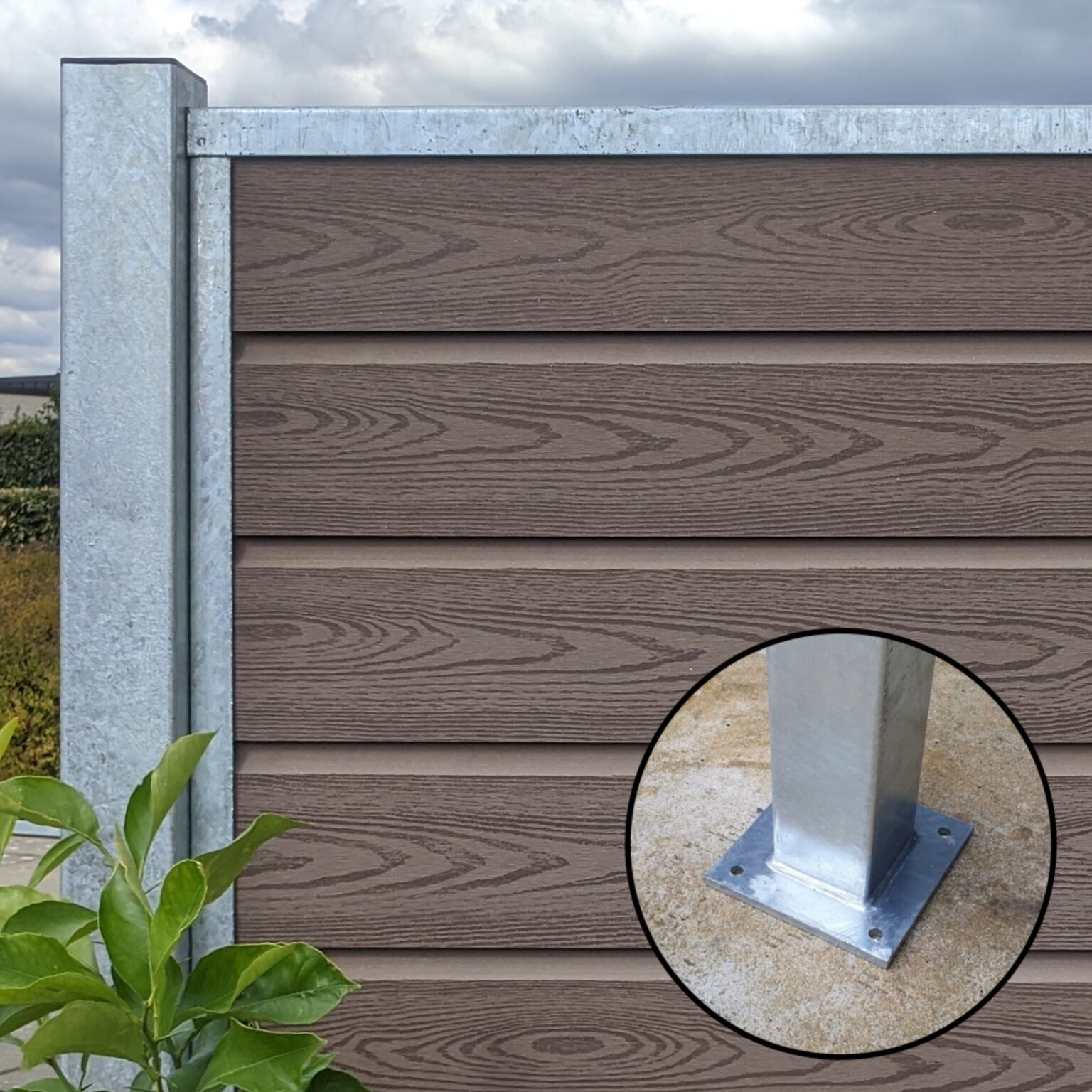 K2 Komposit affaldsskjul. Varmgalvaniseret stålstolpe med fodplade og mørk mahogni træstruktur ...