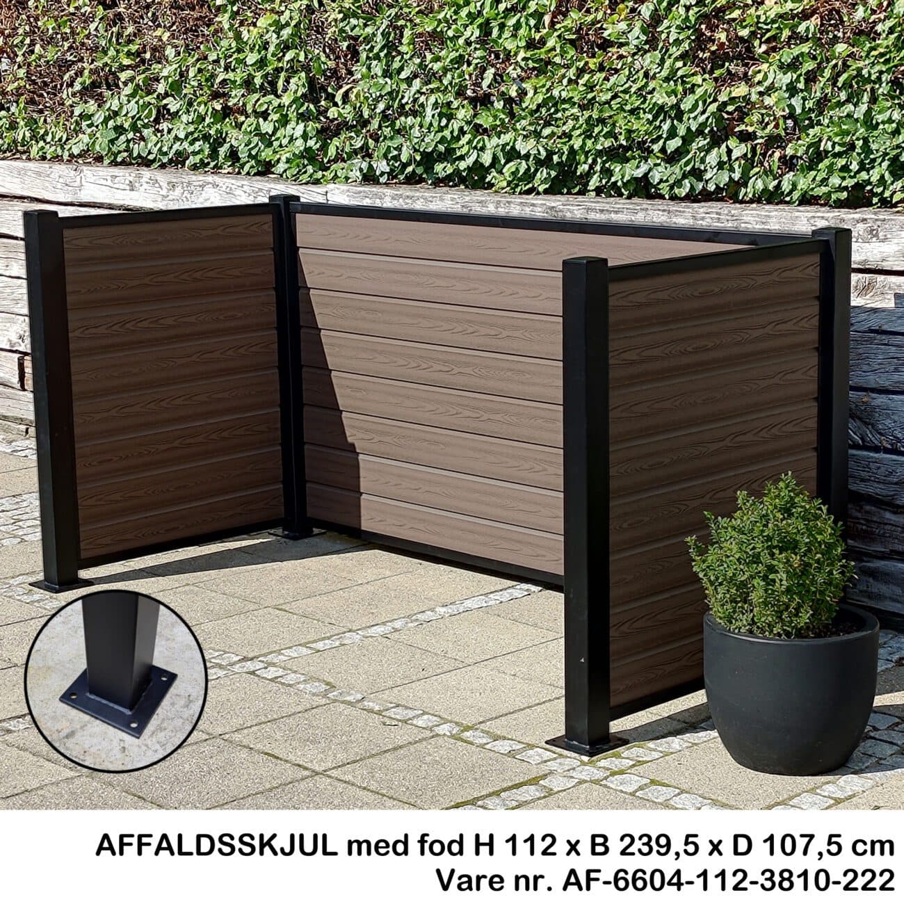 K2 Komposit affaldsskjul. Sort pulverlakeret stålstolpe med fodplade og mørk mahogni træstruktur ...