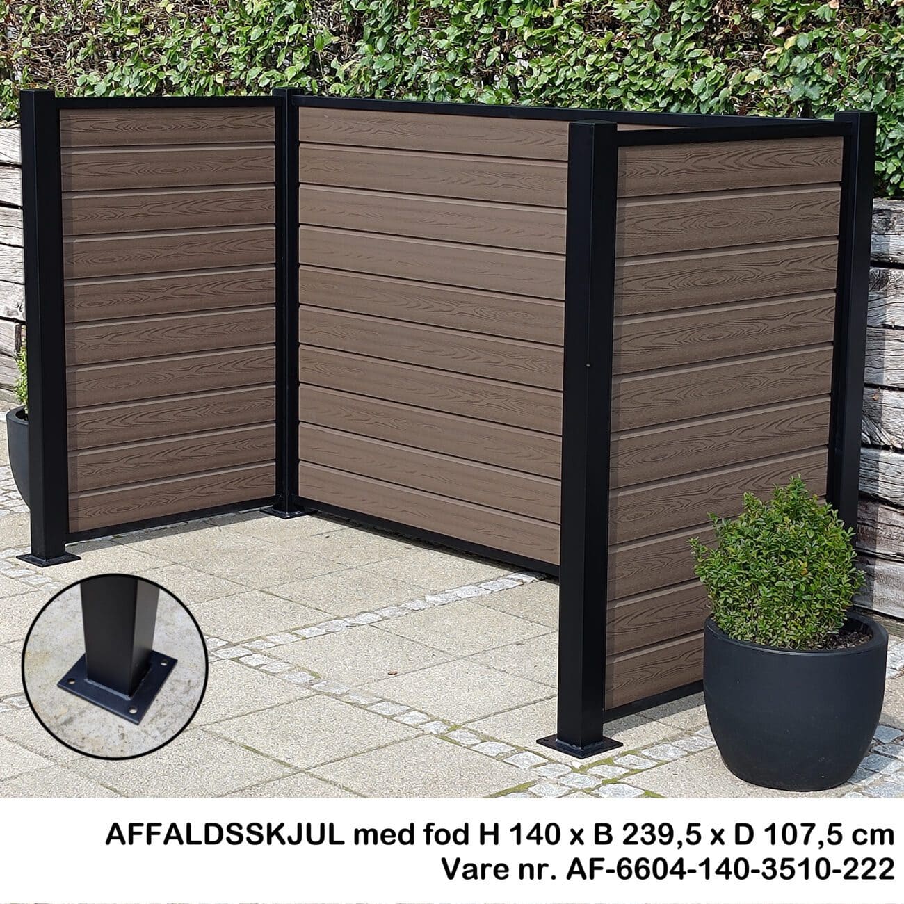 K2 Komposit affaldsskjul. Sort pulverlakeret stålstolpe med fodplade og mørk mahogni træstruktur ...
